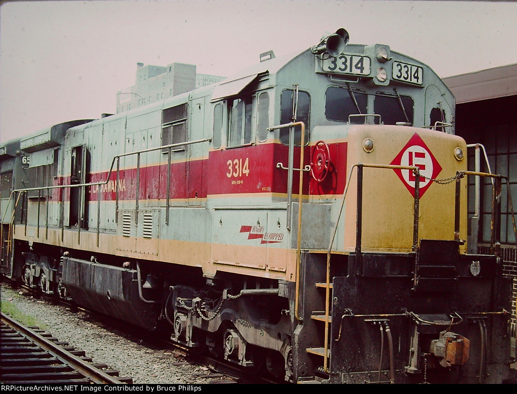 Erie Lacklawanna U33C with PC units at Springfield 1976 - Conrail has arrived.